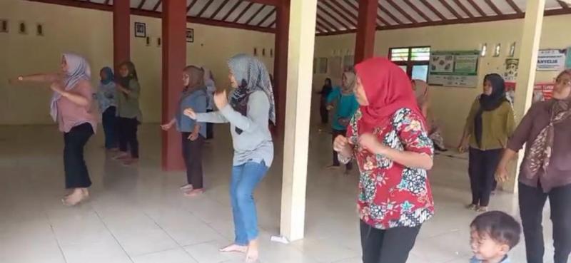 PKK Bintaos Padukuhan Rapat Rutin dengan Pelestarian Tari Reog G